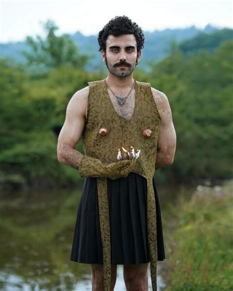 تاپ و دامن کوتاه محمد صادقی، بازیگر سریال افرا واقعا خجالت آور و چندشه