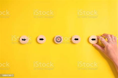 목표 목표 및 화살표 아이콘 비즈니스 전략 계획 관리 비즈니스 프로세스 및 워크플로 개발 비즈니스 목표 달성을 위한 설문 조사 및 품질 관리 평가 개발에 대한 스톡 사진 및