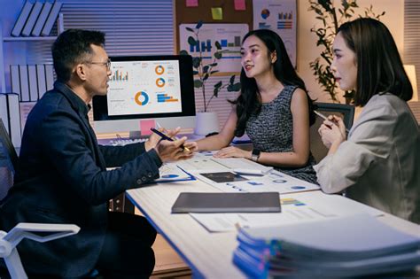 늦게까지 일하는 아시아 비즈니스 팀 사무실 회의에서 컴퓨터에서 차트를 분석합니다 강렬한 팀워크 협업 성공을 위한 전략 계획 20