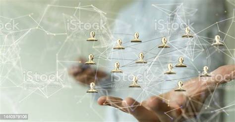 흰색 배경에 대해 디지털 네트워킹 및 데이터의 3d 렌더링 개념을 들고 있는 손 0명에 대한 스톡 사진 및 기타 이미지 0명 3차원 형태 개념 Istock