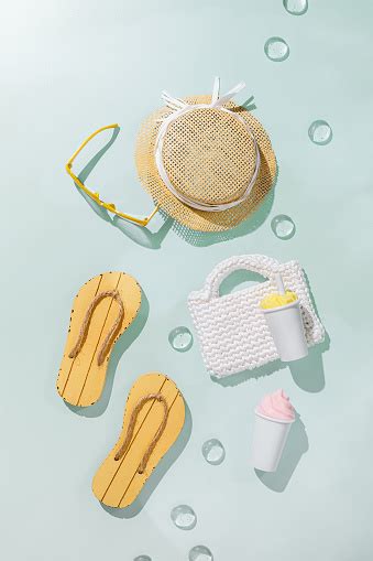여름 플랫 레이 비치 액세서리 선글라스 태양 모자 비치 슬라이드 샌들 흰색 가방 민트 배경에 아이스크림 여름 휴가 또는 휴가 컨셉 햇빛 그림자 크리에이 티브 사진 0명에