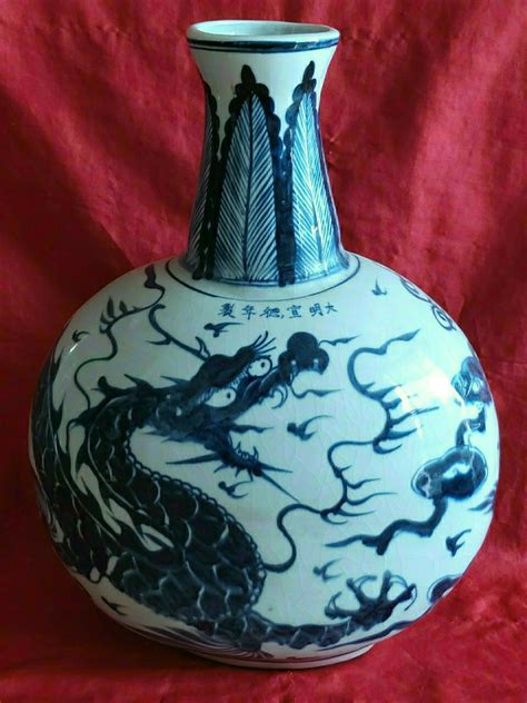 중국도자기 도자기 청화 백자 용충문 청룡의해 포월 편병 판매중 품 명 청화 백자 용충문 청룡의해 수 량 대형 포월 우리민속골동품 근대사 도자기