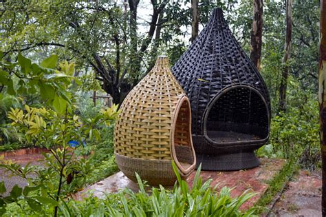 정글의 나무 대나무 테라스에 있는 고리 버들 등나무 걸이 의자 자연 전망 녹색 자연 배경이 있는 발코니에 있는 등나무 라운지 교수형 의자 그네에 대한 스톡 사진 및 기타