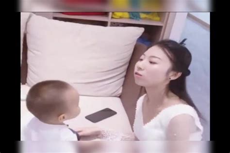 姐弟俩相差18岁，竟然是这样相处的，妈妈都要吃醋啦