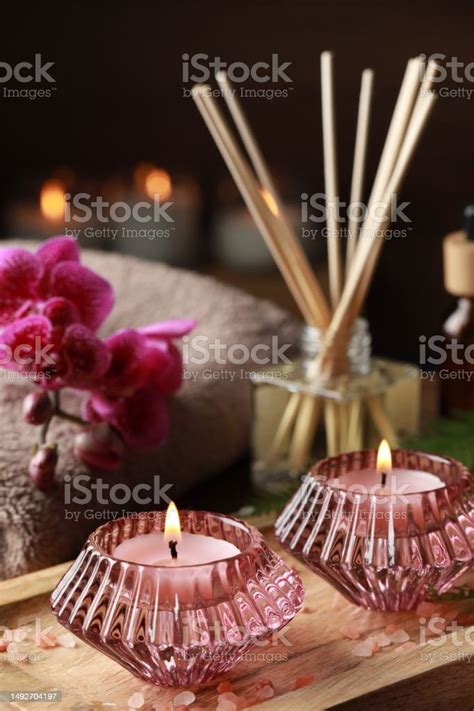 불타는 촛불과 나무 테이블에 다양한 케어 제품이 있는 아름다운 스파 구성 근접 촬영 0명에 대한 스톡 사진 및 기타 이미지 0명 개체 그룹 건강한 생활방식 Istock