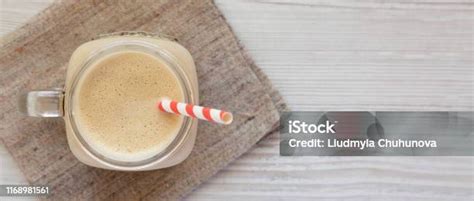 땅콩 버터 바나나 스무디 유리 항아리에 머리 위 보기 상단보기 위에서 평평한 누워 공간을 복사합니다 스무디에 대한 스톡 사진 및 기타 이미지 Istock