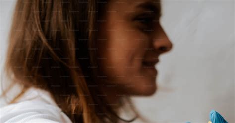 파란 장갑을 낀 여자가 Syil을 들고 있다 사진 Unsplash의 건강 플랜 이미지