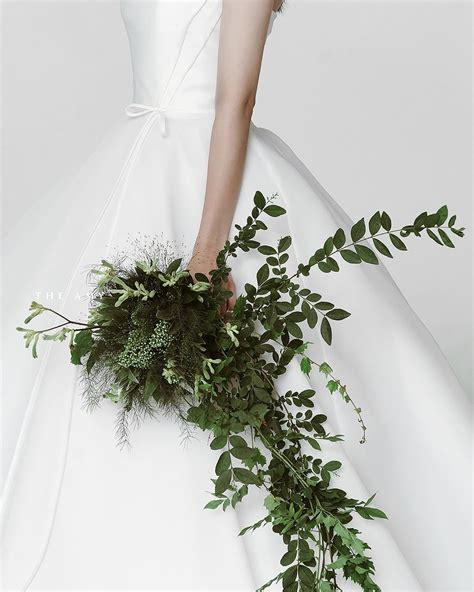 브라이덜헤미쉬 브라이덜헤미쉬 하우스오브에이미 더에이미 여린 느낌의 감성을 담아낸 클래식 레이스무드 이니스프리잎사귀 모티브 레이스를 안감으로 넣어 러블리하고