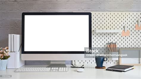 작업 영역 및 빈 화면 데스크톱 컴퓨터입니다 흰색 책상에 모의 데스크톱 컴퓨터 커피 머그잔 식물 및 사무실 액세서리 컴퓨터 모니터에 대한 스톡 사진 및 기타 이미지 Istock