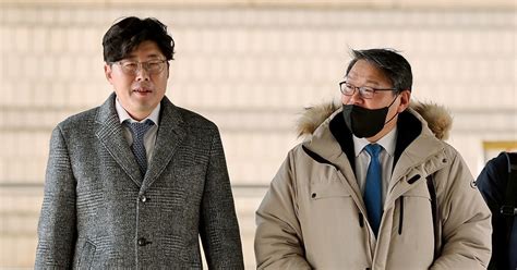 김학의 불법 출금 공판 향하는 이규원 검사와 이광철 전 청와대 비서관