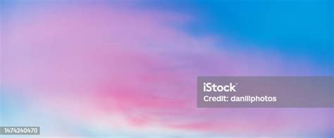 푸른 하늘에 분홍색 오렌지 빛 구름과 일몰 하늘의 아름다운 배경 다채로운 부드러운 새벽 하늘 그라데이션입니다 일출의 자연 배경입니다 놀라운 아침 천국입니다 약간 흐린 저녁