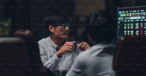 아시아 사업가와 사업가 회의 브레인스토밍 아이디어 수행 비즈니스 프레젠테이션 프로젝트 동료 함께 작업 계획 성공 전략 작은 현대 야간 사무실에서 팀워크를 즐깁니다 사진