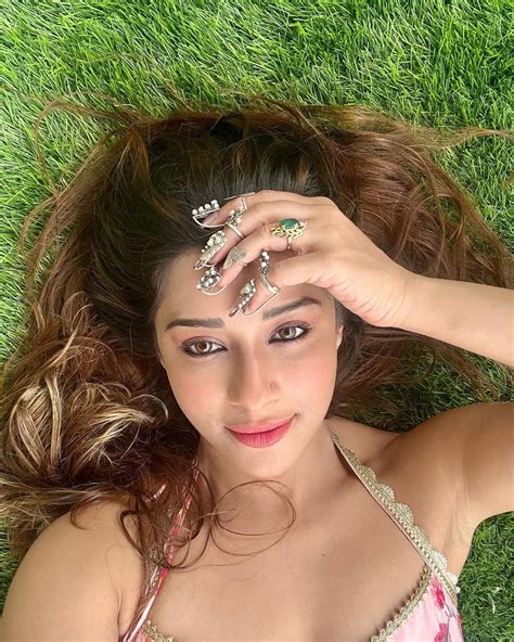 నర దనకన సర ఫటల Amazing Photos Of Nyra Banerjee Oneindia Telugu