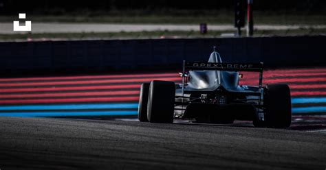 낮 동안 트랙에서 빨간색과 검은 색 F 1 경주 용 자동차 사진 Unsplash의 무료 서킷 폴 리카드 이미지