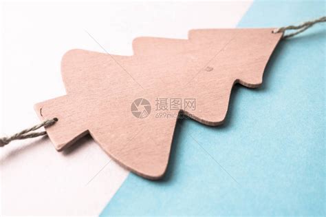节日新年的圣诞节美丽明亮的多色快乐蓝色和白色背景与小玩具木制自可爱圣诞树平躺顶视图高清图片下载 正版图片505603198 摄图网
