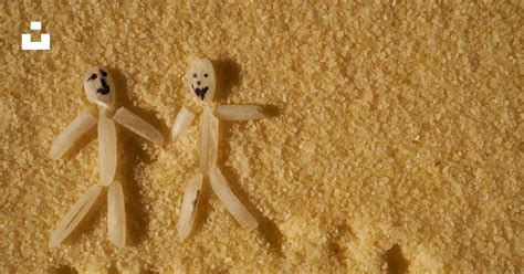 갈색 직물에 흰색 플라스틱 장난감 사진 Unsplash의 무료 미니어처 이미지