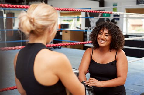 체육관에서 복싱 장갑을 착용하는 여성 복서를 돕는 개인 트레이너 2명에 대한 스톡 사진 및 기타 이미지 2명 격투기 권투 스포츠 Istock