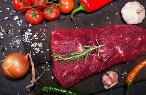 로즈마리와 향신료와 함께 보드 절단에는 원시 쇠고기 스테이크 고급에 대한 스톡 사진 및 기타 이미지 고급 고기 고추류 Istock