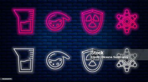 세트 선 시험관 및 플라스크 화학물질 방패에 있는 방사성 실험실 유리 그릇 또는 비커 및 원자 벽돌 벽에 빛나는 네온 아이콘입니다 벡터 0명에 대한 스톡 벡터 아트 및 기타