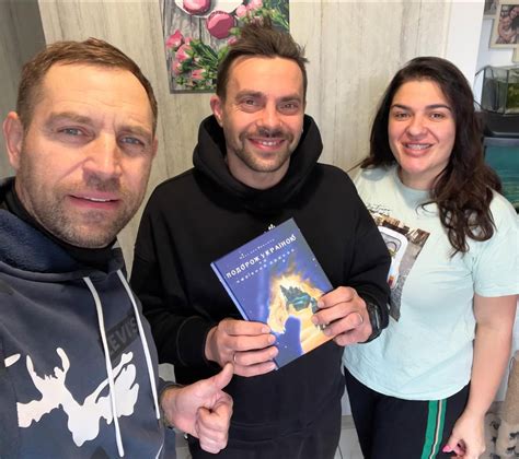 У кожної української дитини повинна бути ця книга 1 Вона українською мовою 2 Її написав офіцер