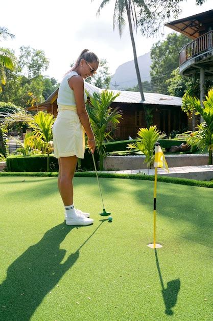 O Perfeito Swing De Golfe Uma Dança Sincronizada De Poder E Precisão Mestres Da Arte Foto Premium