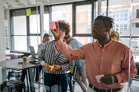 다인종 팀이 유리 벽에 스티커 메모에 아이디어를 쓰는 작업 20 24세에 대한 스톡 사진 및 기타 이미지 20 24세 30 34세 35 39세 Istock