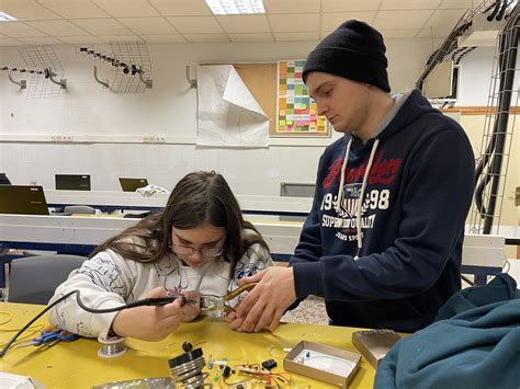 Prácticas Con Arduino Que Están Realizando Los Alumnos De 2º Sti Web Escuela Profesional La