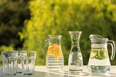 민트와 레몬 오이 신선한 수 제 레모네이드의 세 가지 변형 주전자와 정원에 물병에 레모네이드입니다 3가지 개체에 대한 스톡 사진 및 기타 이미지 Istock