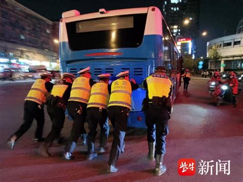 公交车抛锚堵了下班路交警变身大力水手 合力 高峰 警力