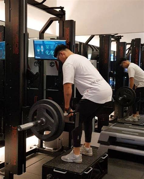 마무리 데드리프트는 저질체력인 나에게 매우 힘든 루틴이다 그래도 하는 이유 나 같은 경우에는 데드리프트를 광배근측면두께감을 만들기 위해 꼭 해주는 편이다근데 데드