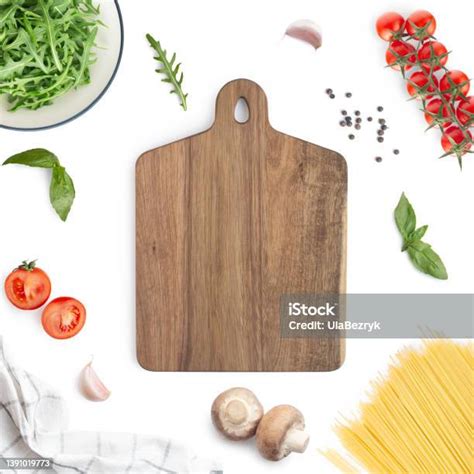 나무 부엌 보드와 흰색 테이블에 파스타를 요리하기위한 재료 건강한 생활방식에 대한 스톡 사진 및 기타 이미지 건강한 생활방식 건강한 식생활 날것 Istock