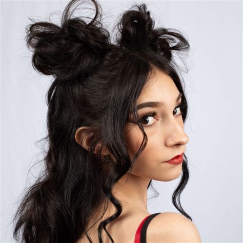 15 Ridiculously Cute Hairstyles For Curly Hair In 2025