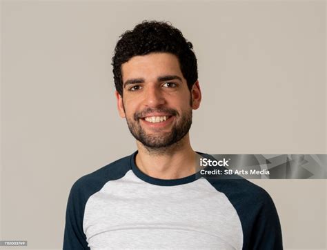 행복 한 얼굴과 아름 다운 미소로 매력적인 젊은 모델의 초상화 그의 20 대에 잘생긴 소식통 수염 남자 스튜디오 촬영 사람 패션과 인간의 얼굴 표정과 감정 감정에 대한 스톡