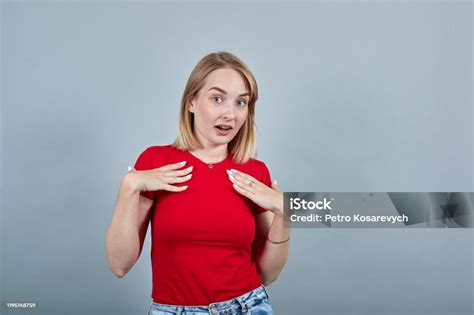 가슴에 손을 유지 빨간 캐주얼 옷에 아름다운 젊은 여자를 미소 1에 대한 스톡 사진 및 기타 이미지 1 경외감 공포 무서움 Istock