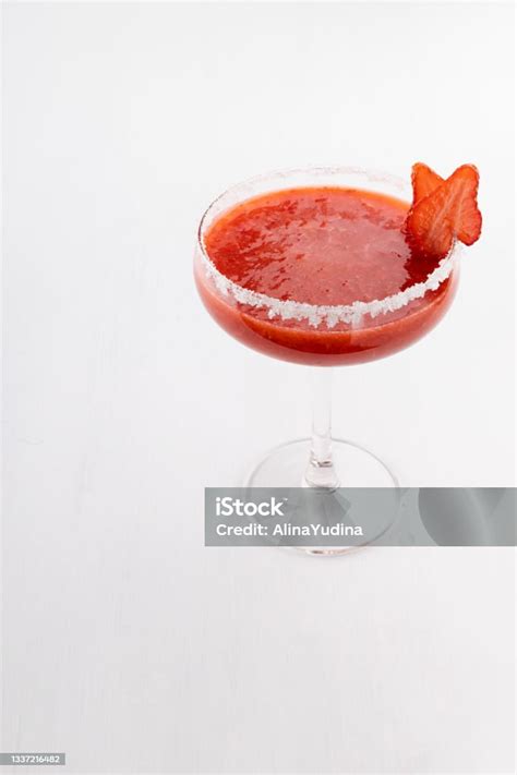 신선한 딸기 마가리타 칵테일 높은 유리 잔 장식 과일 조각 부드러운 밝은 흰색 나무 테이블에 설탕 림 상단 보기 수직 0명에
