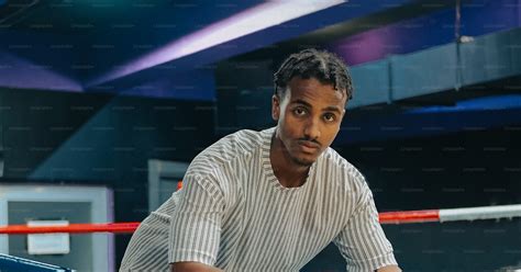 빨간 권투 글러브를 끼고 권투 링에 앉아있는 남자 사진 Unsplash의 전투기 이미지