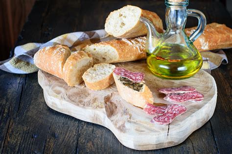 천연 나무 주방 보드에 스페인 소시지 푸에 흰 빵과 올리브 오일의 일부 조각 기름을 진 빵의 샌드위치와 한 가지 진부한 후트 지중해 건강 식품 0명에 대한 스톡 사진 및