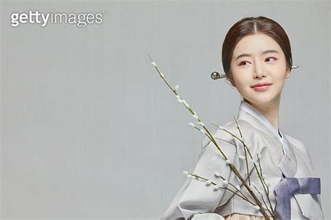 한복 전통문화 설 명절 명절 한국문화 추석 명절 한국문화 세계문화 전통문화 주제 전통의상 옷 한국인 Jv11956615 게티이미지뱅크
