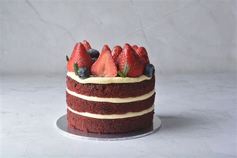 크림 치즈 레이어와 딸기와 블루 베리 과일과 흰색 대리석 배경로즈마리 잎홈메이드 신선한 레드 벨벳 스폰지 생일 라운드 케이크