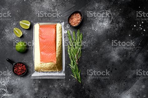 진공 물집 팩에 연어 필레 조각 허브와 검은 어두운 돌 테이블 배경에 상단 보기 평면 누워 텍스트에 대 한 복사 공간 밀폐된에 대한 스톡 사진 및 기타 이미지 Istock
