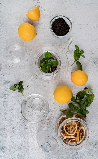 주전자 민트와 레몬 흰색 테이블에 최고 보기를 양조 할 준비가 0명에 대한 스톡 사진 및 기타 이미지 0명 감귤류 과일 개념 Istock