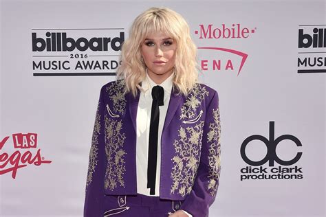 Kesha S Billboard Music Awards Red Carpet Look Was A Tribute To Prince Teen Vogue