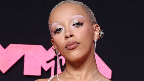 Doja Cat Goes Nearly Naked On Mtv Vma Red Carpet As Singer Shocks With
