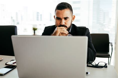 현대 사무실에서 노트북으로 일하는 젊은 브라질 사업가 30 34세에 대한 스톡 사진 및 기타 이미지 30 34세 경영자 기업 비즈니스 Istock