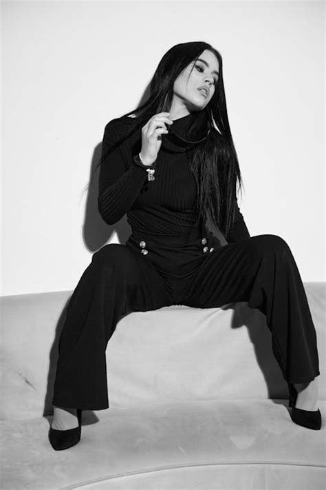 갈색 머리 단순한 블랙 앤 화이트 수직 쐈어 스타일 스튜디오 촬영 실크 드레스 앉아 있는 여성 젊은 패션에 관한 무료 스톡 사진