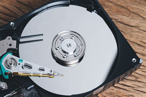 오래 된 기술은 하드 디스크 스토리지 하드의 근접 샷 디스크 드라이브 플래터 나무 테이블 컴퓨터 실 It 보안 사업 또는 큰 데이터 개념 하드 드라이브에 대한 스톡 사진 및