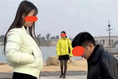 男子跪地表白求爱被女方当场拒绝，路过女生将他扶起：我当你女友故事爱意爱情