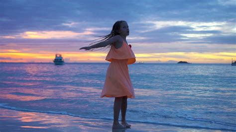 Silueta De Niña Bailando En La Playa Al Atardecer 20044777 Vídeo De Stock En Vecteezy