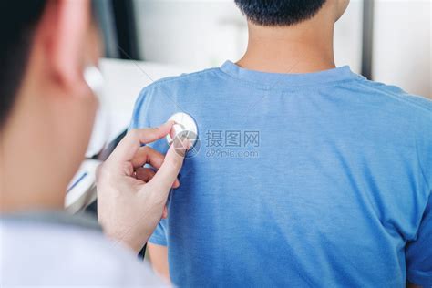 用听诊器给病人治疗的医生高清图片下载 正版图片307986548 摄图网