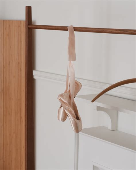 다가구 가구 • 집꾸미기 • 책상 • 데스크 • 데스크테리어 프렌치 스타일 앤틱 테이블을 현대적으로 재해석한 뉴 베르디는 발레리나의 포인point 동작에서